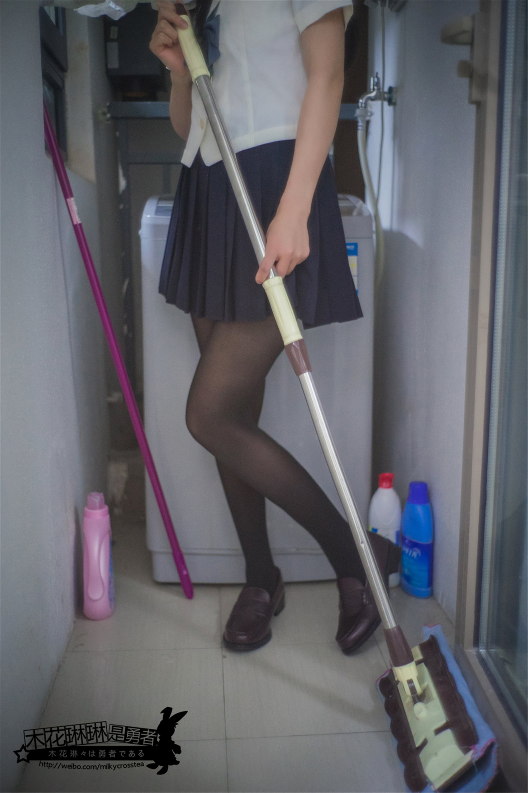 木花琳琳是勇者-太太是黑丝袜JK Vol.1(太太是女高中生-第一季-洗衣服) - 套图