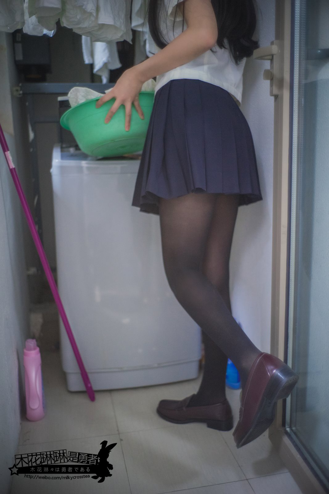木花琳琳是勇者-太太是黑丝袜JK Vol.1(太太是女高中生-第一季-洗衣服) - 套图