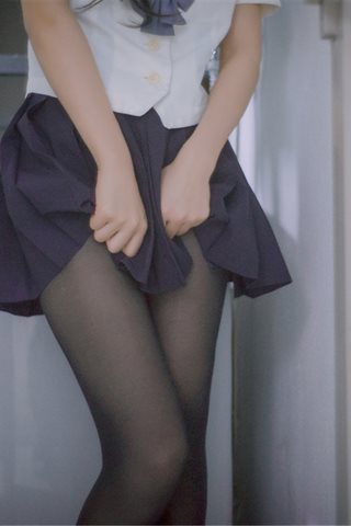 木花琳琳是勇者-太太是黑丝袜JK Vol.1(太太是女高中生-第一季-洗衣服) - 套图